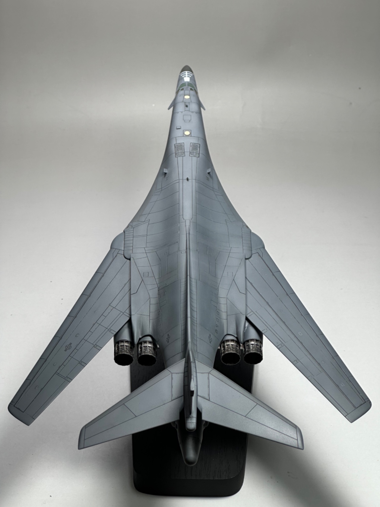 MMZ - B-1B (Academy 1:144)